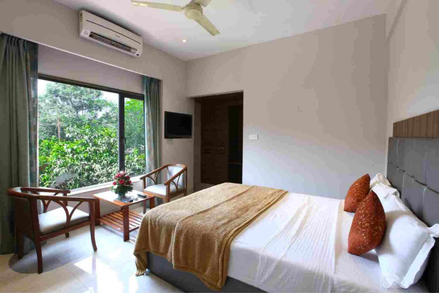 Get Special Offers on Lake View Resort Near Lonavala - Sea Water Sports